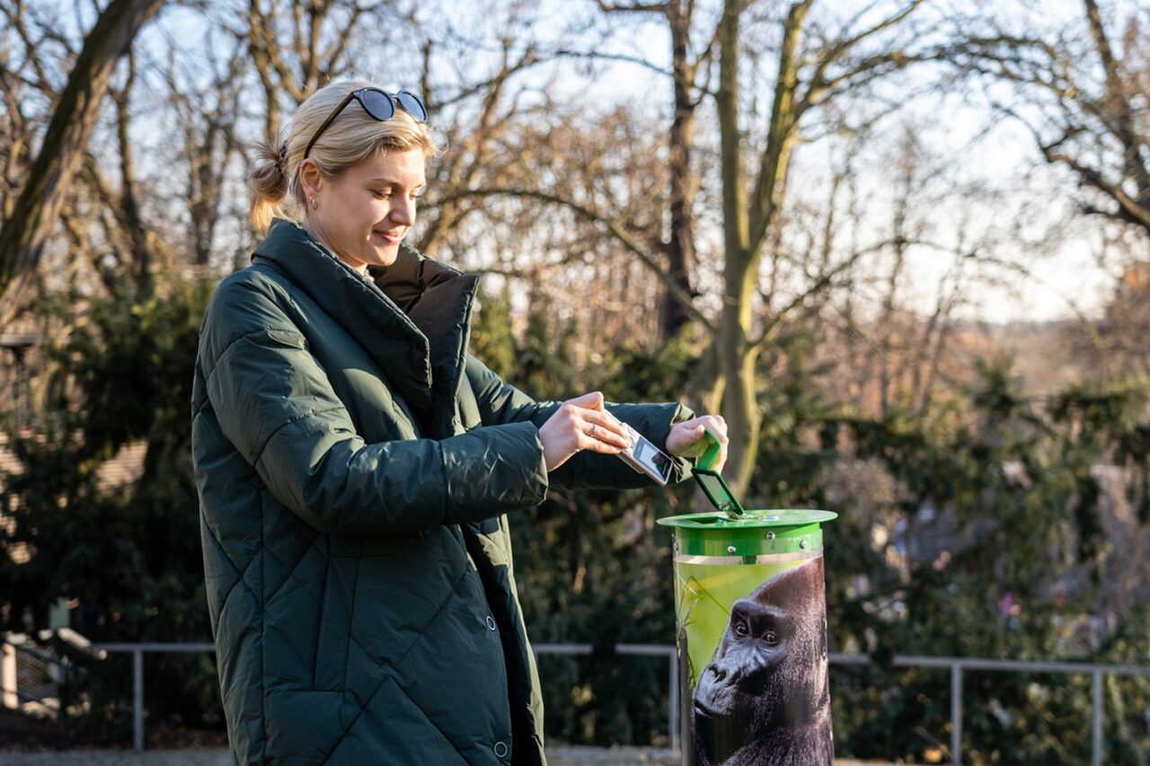 Školáci do Zoo Praha za korunu: přineste starý mobil a podpořte gorily ...
